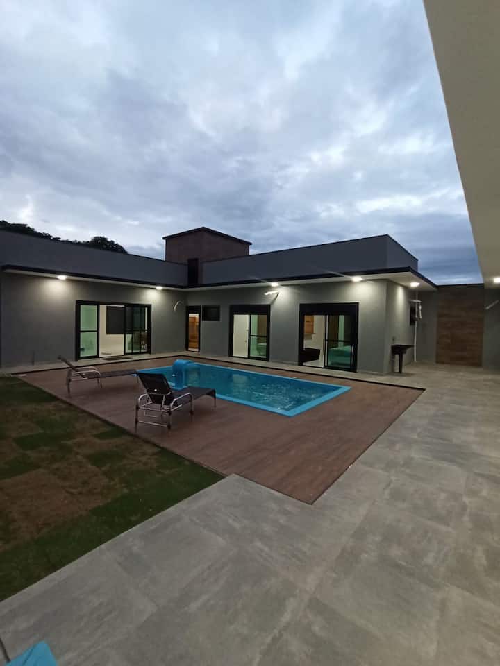 Casa Agradável Com Piscina, 250 Metros Da Praia. - Itapoá