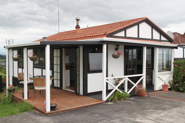 Chartré Cottage - Up On The Hill - Thames