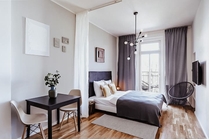 Serviced Apartment With Balcony - 프라하