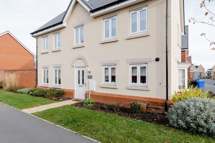 Luxury 4 Bedroom Detached House With Parking - Ipswich, UK