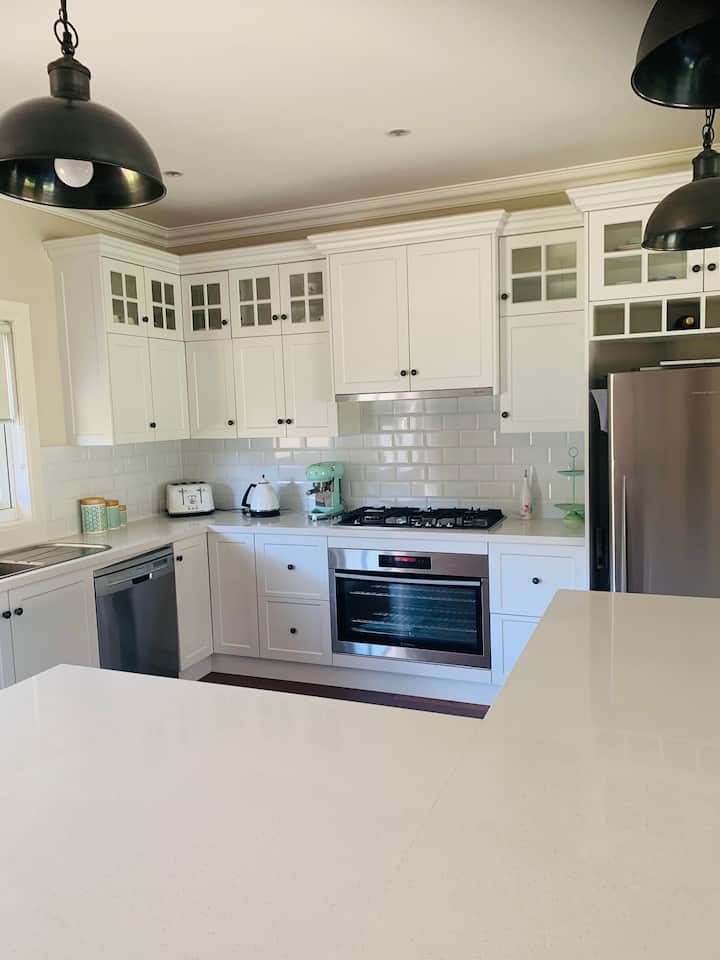 Lovely 4b Home In Geelong West With Pool - Avalon Airport