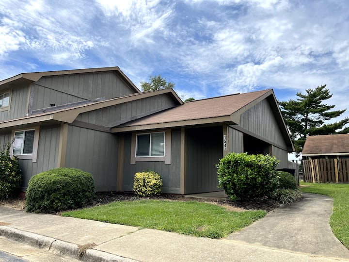 Wonderful 2-br Condo/3mi. From Aviation Museum - Bonaire, GA
