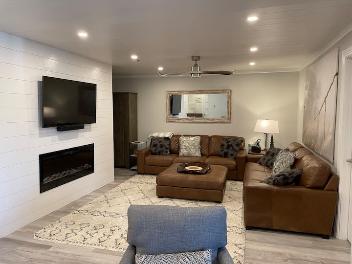 Newly Renovated 4br & 3br Condo Walk To Slopes - スノーシュー, WV