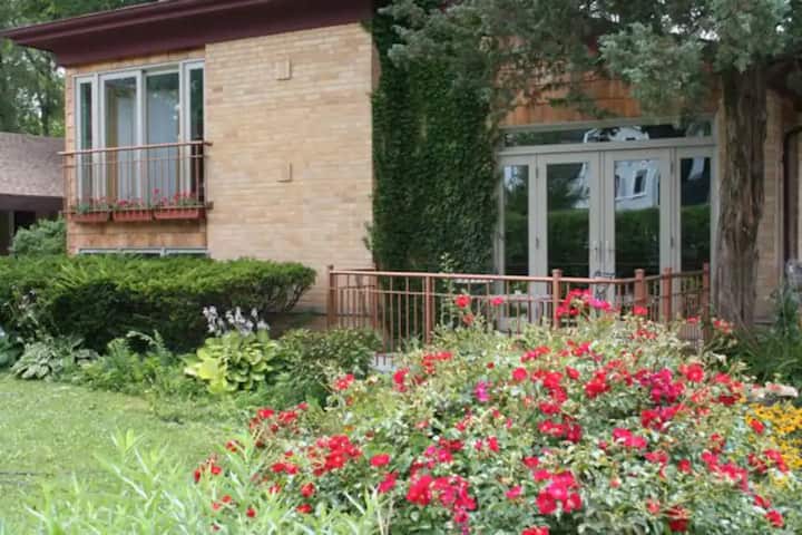 23 Art House, 
A Distinctively Different Dwelling - Wilmette, IL