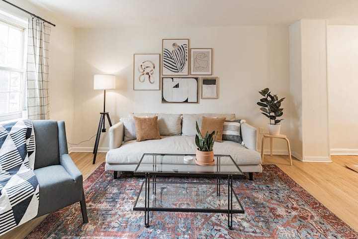 Sunny & Stylish Manayunk Cottage - Philadelphia, PA
