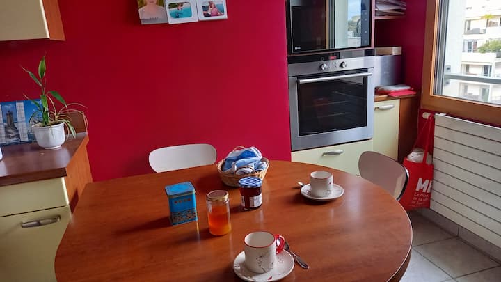 Chambre Avec 1 Lit Simple Donnant Sur Un Balcon - Lyon