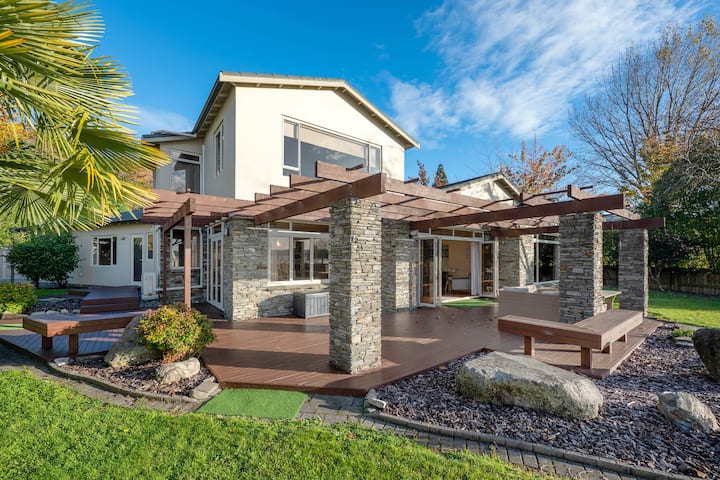 Lakeside Stone Villa - Kawaha Point Holiday Home - Rotorua