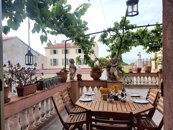 Vieille Ville Appartement Avec Grande Terrasse. - Antibes