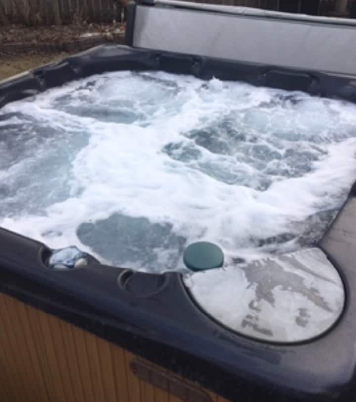 Hot Tub Apartment By River / No Checkout Chores - サスカトゥーン