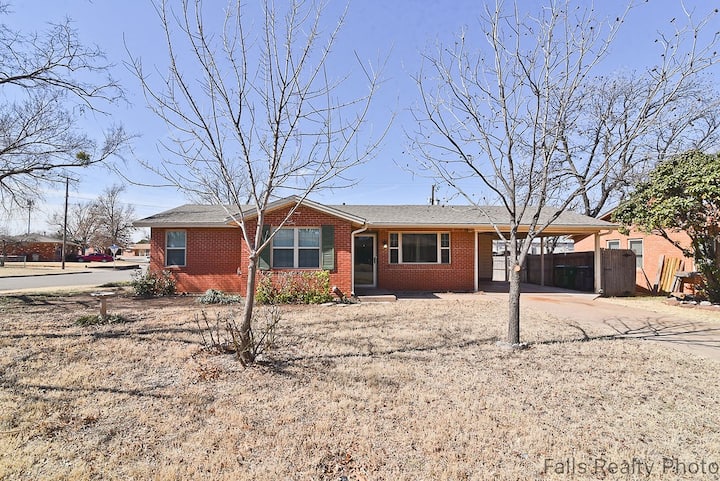 Centrally Located 3 Bedroom / 1 Bathroom Home - Wichita Falls, TX
