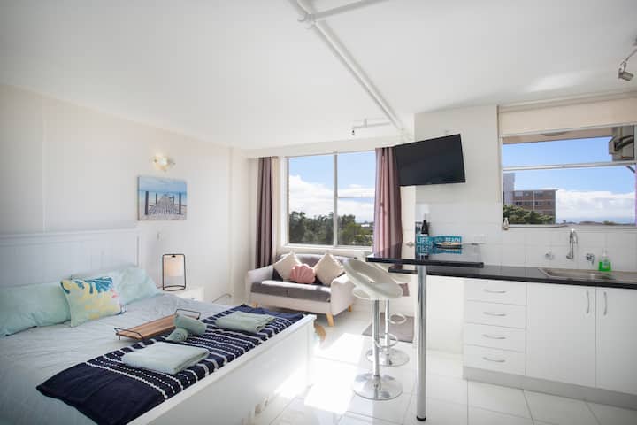 Bondi Fairview: Coastal Panorama With Balcony - Bondi Beach