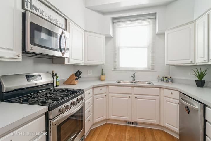 Modern, Vintage 2-bdrm, 3-flr Townhome/near Loyola - Chicago, IL