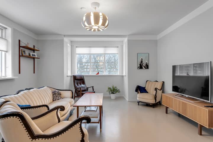 Spacious And Central Apartment - 3 Bedrooms - Reykjavík