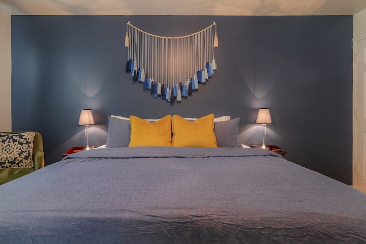 New* King Bed W/private Entry - The Van Gogh Suite - Tampa, FL
