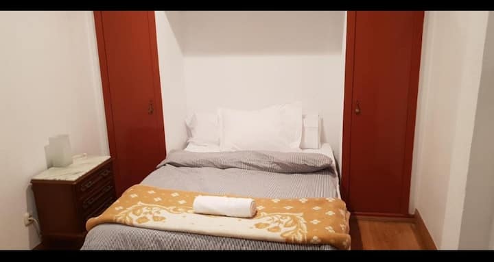 Solo Traveler Room With Bathroom (Self Check-in) - San Sebastián