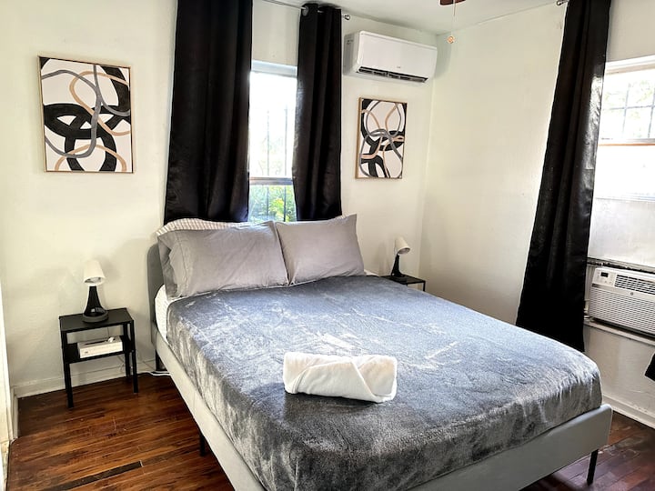 Downtown 2 Bedroom Home | 2 Min From Alamodome - AT&T Center