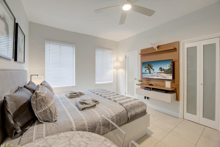 Charming Studio Across The Street From The Beach - Surfside, FL