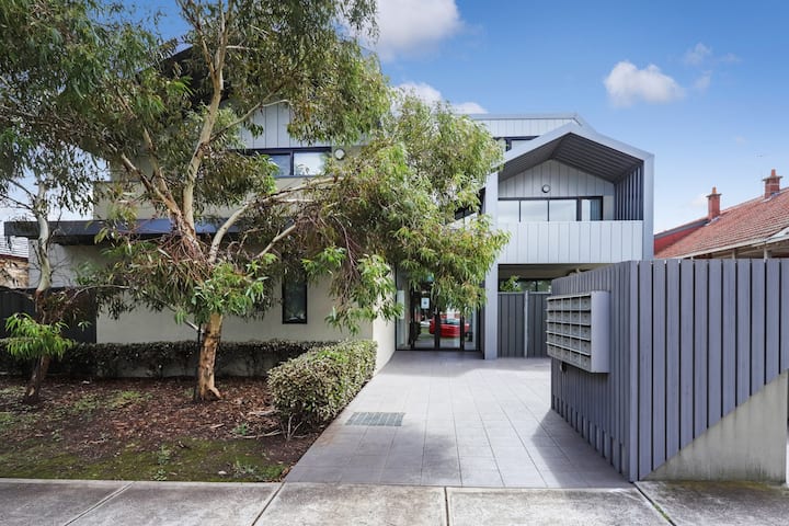 Hideout@melbourne - Tottenham