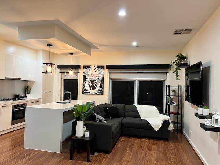 Luxurious 2-bedroom House • Private Entrance - Point Cook