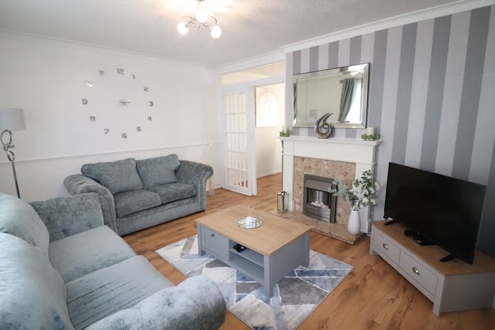 Spacious Three Bedroom House With Large Driveway - West Midlands