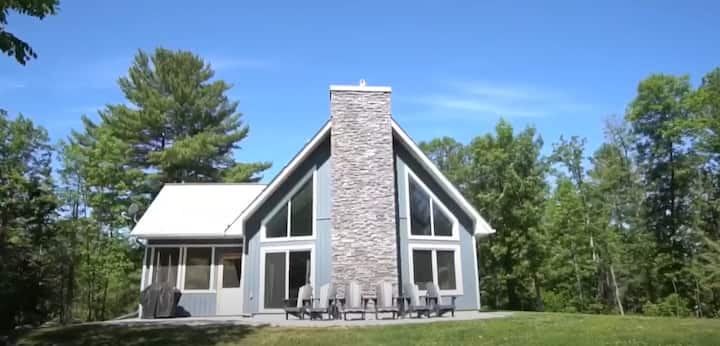 Welcome To The Hawk's Nest - 4 Season Cottage - Arnprior