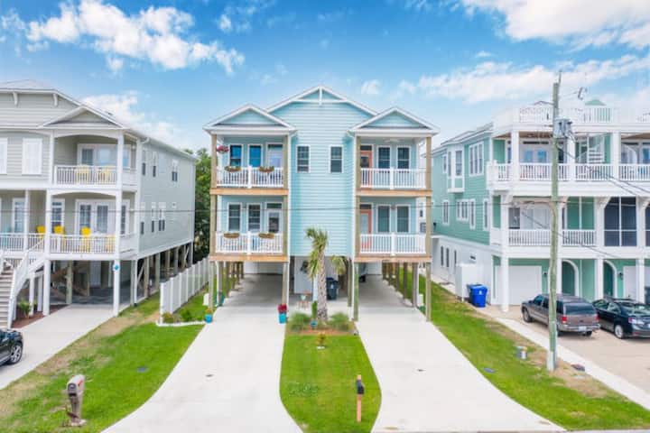 Townhome One Block From Beach, Parking & Elevator! - Carolina Beach, NC