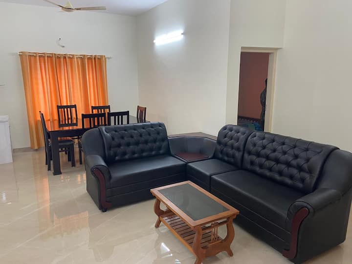 Cheerful 3 Bedroom Villa With Parking For 2 Cars - Chengannur