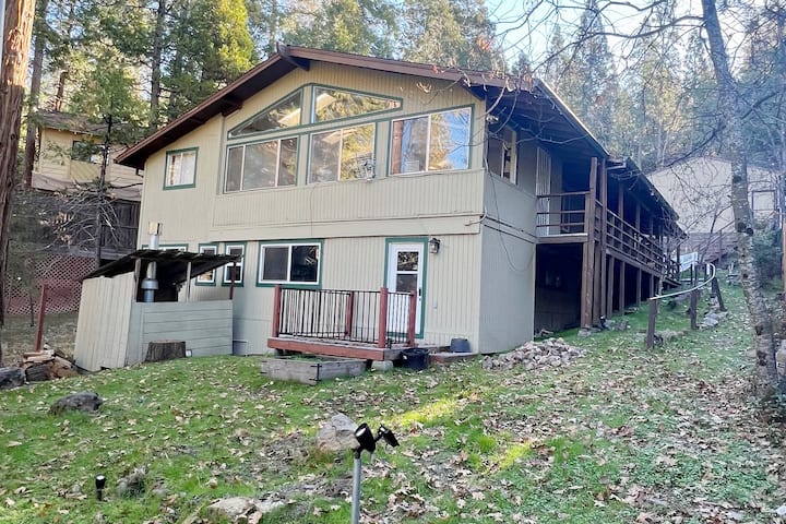 Fun Family Cabin! + Dog Welcome - Sonora, CA