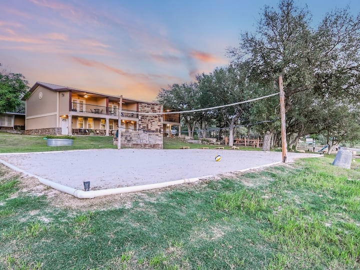 Private Lake Resort/sleeps Up To 25/pet Friendly - Wimberley, TX