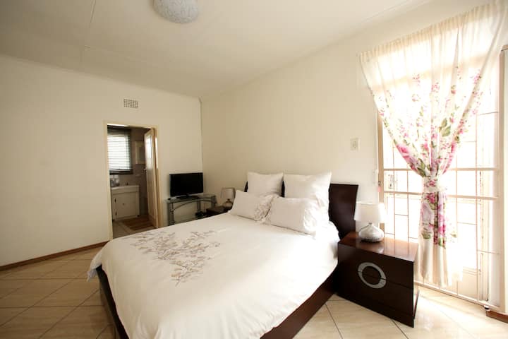 Quiet Suburb Within Easy Reach Of Nature Getaways - Krugersdorp