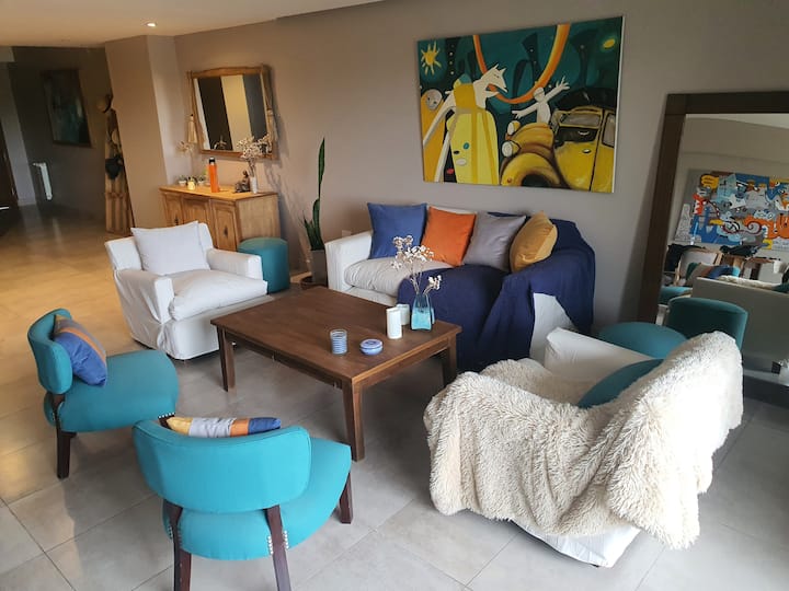 Casa De 4 Pisos Con Alma Y Arte.
Gran Ubicación. - Salta