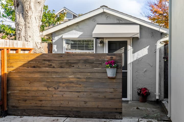 Sunny Santa Cruz Studio - Walk To Beach - Santa Cruz, CA