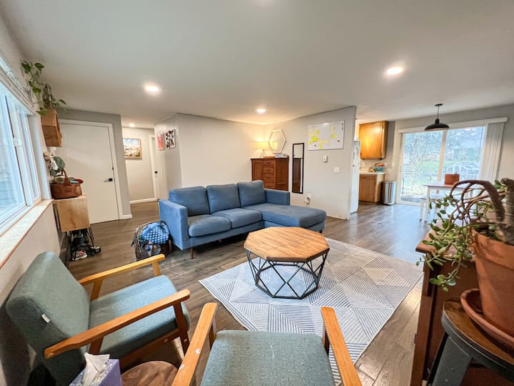 Simple 3 Bed / 1 Bath. Sauna! Hot Tub! - Bellingham, WA