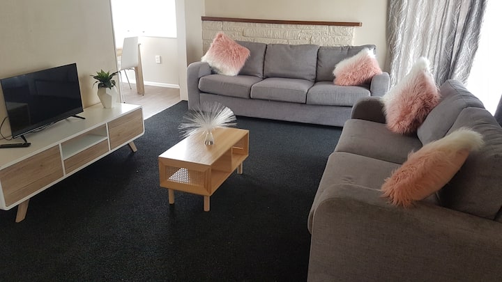 Comfortable Clean Centrally Located 3 Bedroom Home - Tauranga