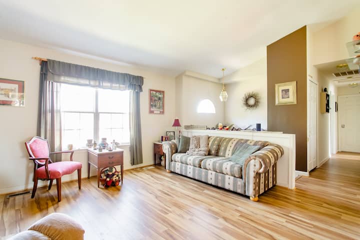 Beautiful Master Bedroom With Private Full Bath In Room. Walk To Old Town Manassas And Vre Train. In The City, But Feels Like Country! - Manassas, VA