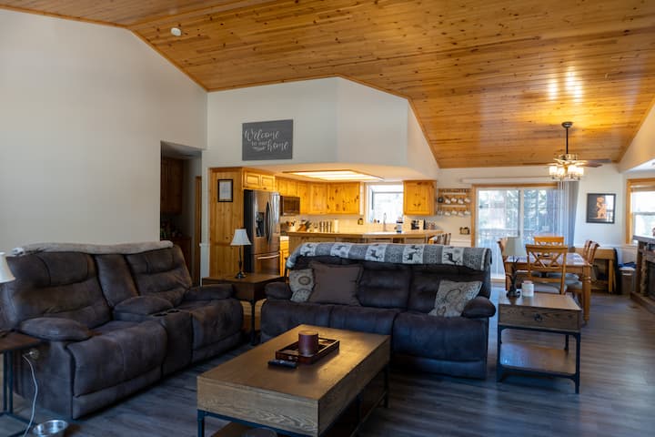 Spring Getaway – Fireplace Nights & Crisp Mornings - Big Bear Lake, CA