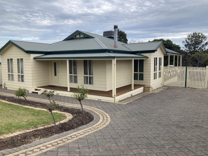Relaxing Holiday Home With Large Entertaining Deck - Victor Harbor