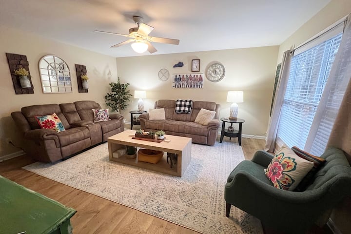 Charming 3 Br Near Shopping, Dining, And Nightlife - Louisville, KY