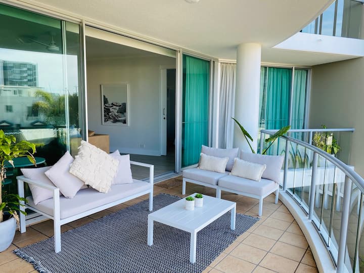 Absolute Beachfront 2 Bedroom Apartment With Pool - Coolangatta