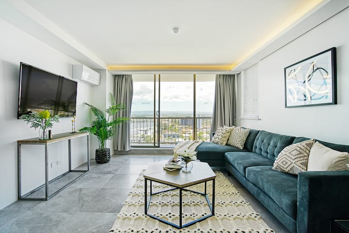 Paradise Bound: Central & Modern At Surfers - 衝浪者天堂