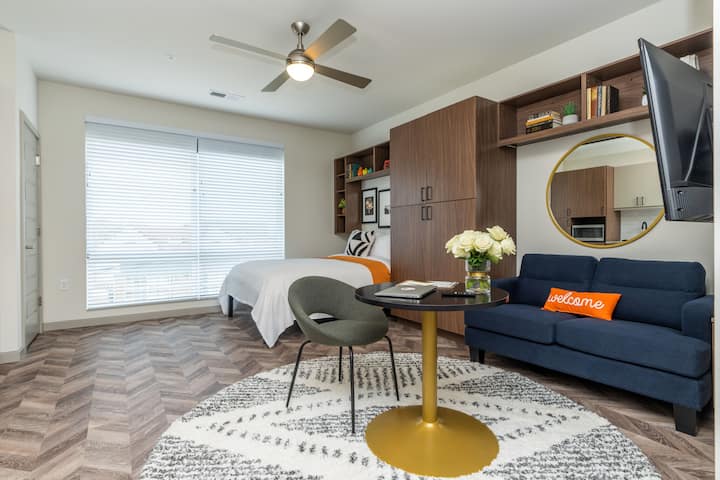 Studio Near Uiuc/yugo Guest Suites - Urbana, IL