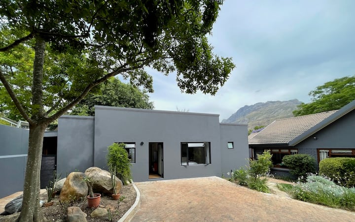 Luxury 2-bedroom Cottage With Patio & Safe Parking - Stellenbosch