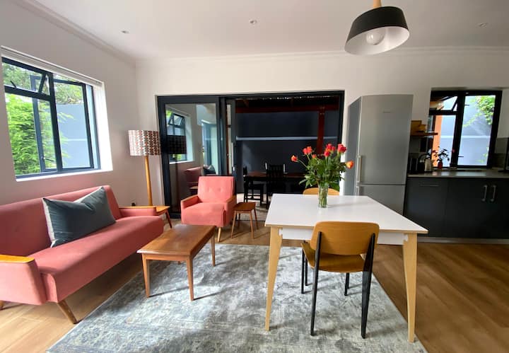 Luxury 2-bedroom Cottage With Patio & Safe Parking - Stellenbosch