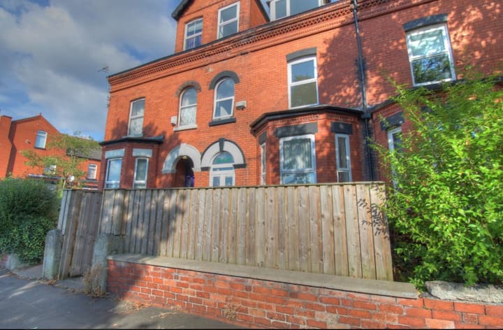 Monarch House (F2)- 2 Double Beds - Stockport
