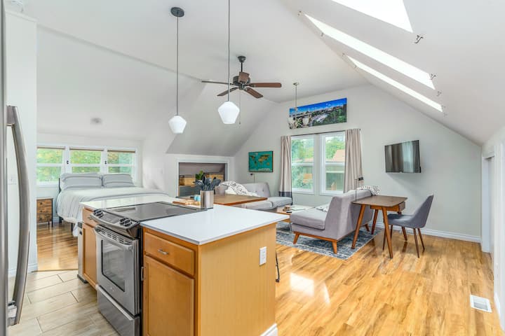 Bright, Modern South Hill Studio Near Manito Park - Spokane, WA