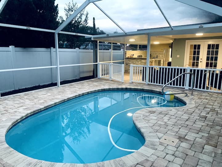 Sunny Days Heated Pool Home, New Port Richey - Holiday, FL