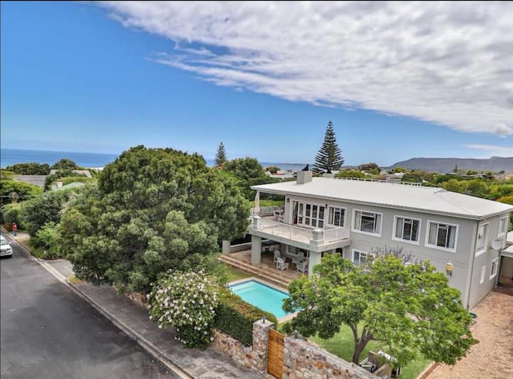 Beach House, Hermanus. Mountain And Sea Views. - Hermanus
