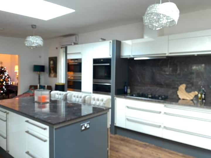 Spacious Two Bedroom Bungalow With On Site Parking - 월턴-온-더-네이즈