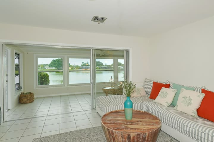 Beautiful Lakeside House Minutes From The Beach - Venice, FL