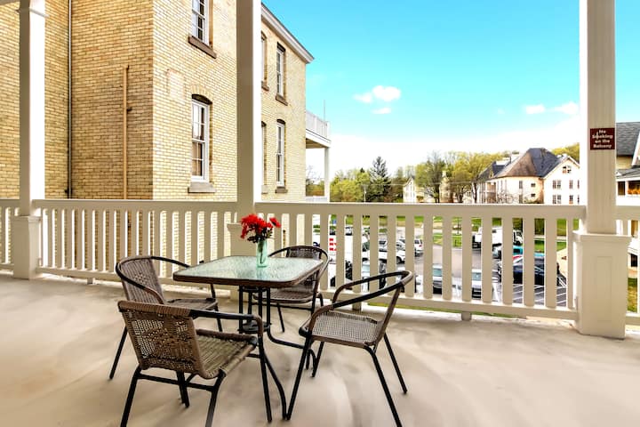 Condo With Balcony, Walk To Shops & Dining! - Traverse City, MI